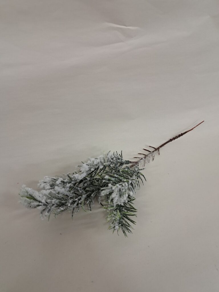 Kuuseoks lumine sädelusega 25cm – Kuuse Aiand